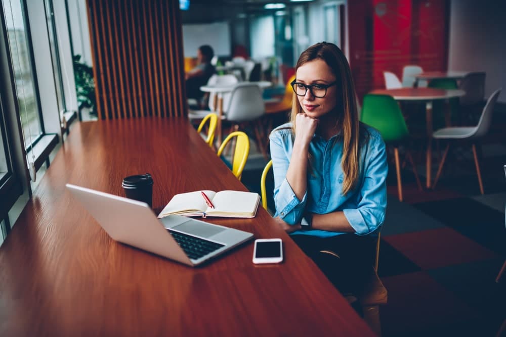 6 Body Language Tips When Presenting Online | SecondNature